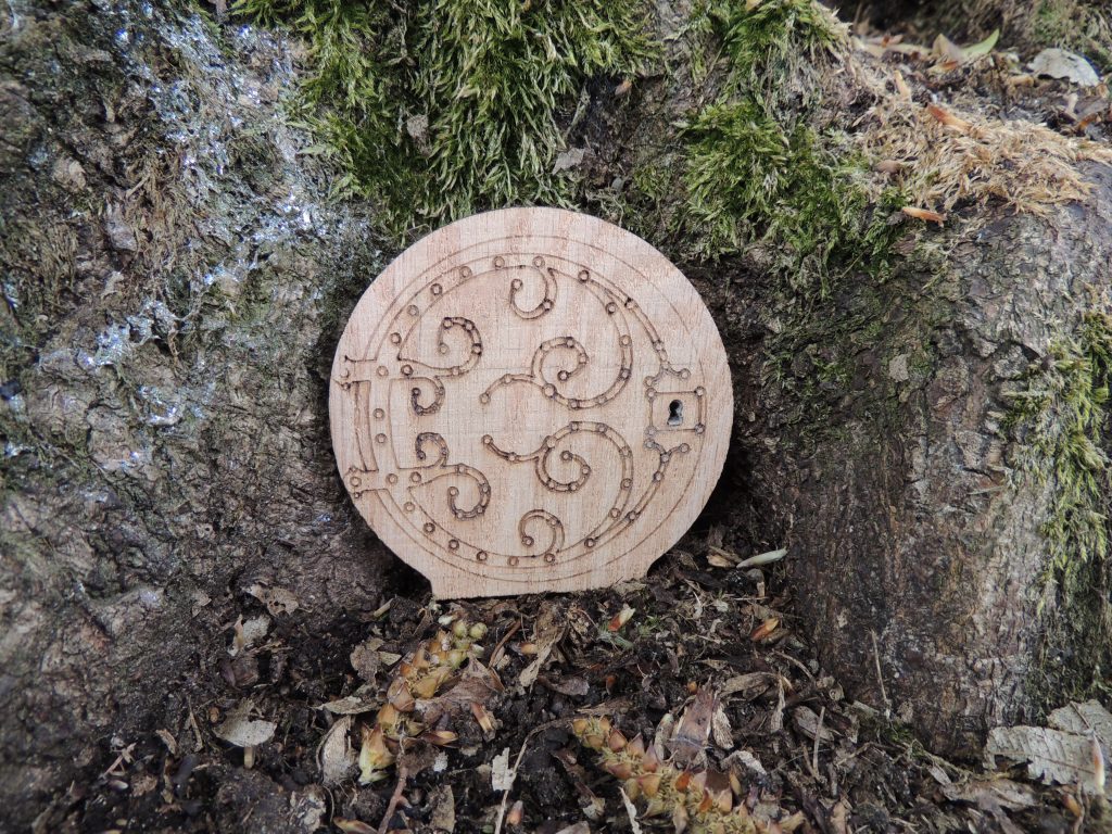 Circular Hobbit style Oak Fairy Door | Hide N Teak